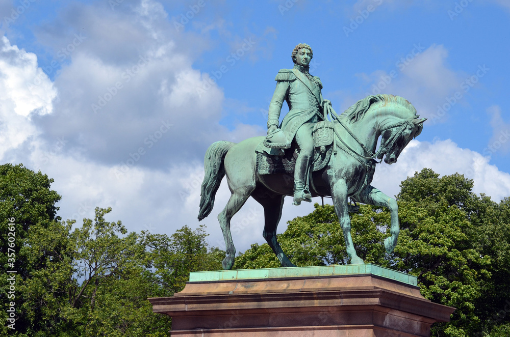 Royal Palace and statue of King Karl Johan XIV in Oslo, Norway. Stock ...