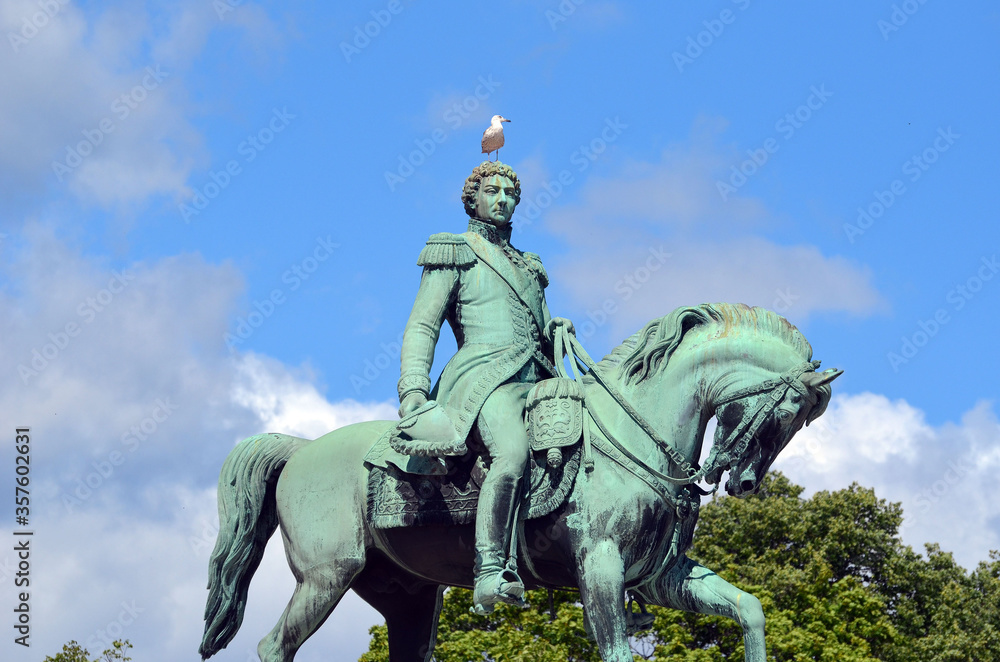 Foto de Royal Palace and statue of King Karl Johan XIV in Oslo, Norway ...