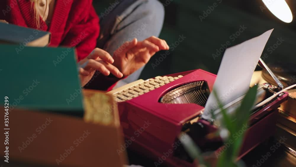 Details pretty lady typing something on the typewriter she are ...