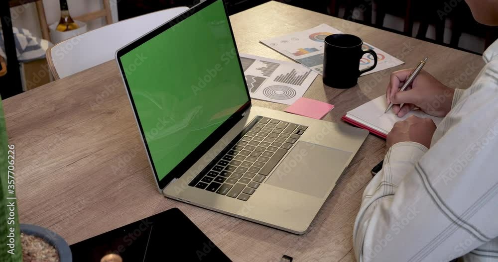 Vidéo Stock Over the shoulder shot of Asian man looking at green screen ...