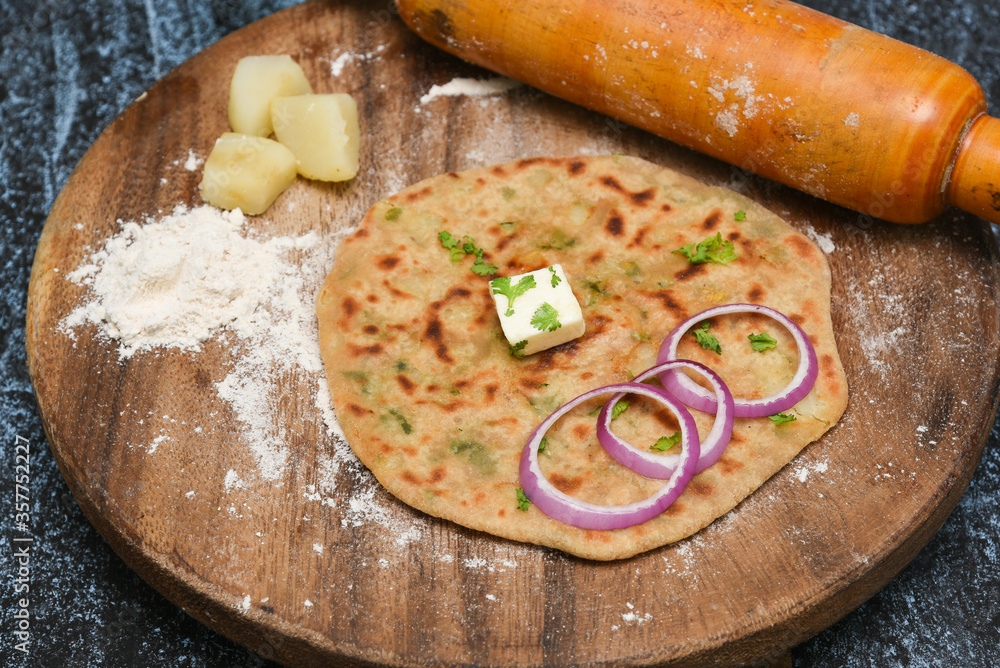 Foto de aloo roti tandoori roti or paratha, parantha with spicy jeera ...