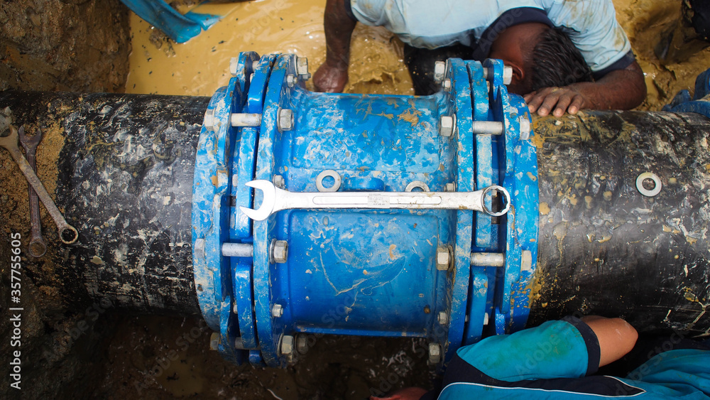 The pipe connection is installed on the leaking main pipe or burst pipe ...