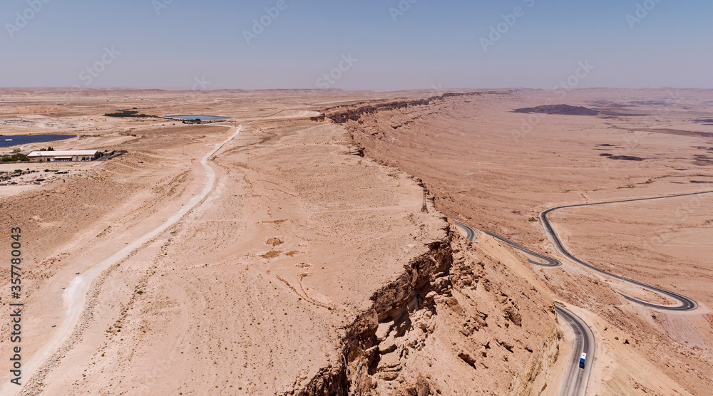 Foto de aerial panorama of the north rim of the makhtesh ramon crater ...