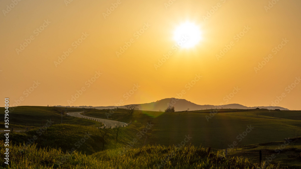 美しい夕焼け空と阿蘇大観峰風景 夕焼けの輝きとミルクロード 日本 Beautiful sunset sky and Aso Daikanbo ...