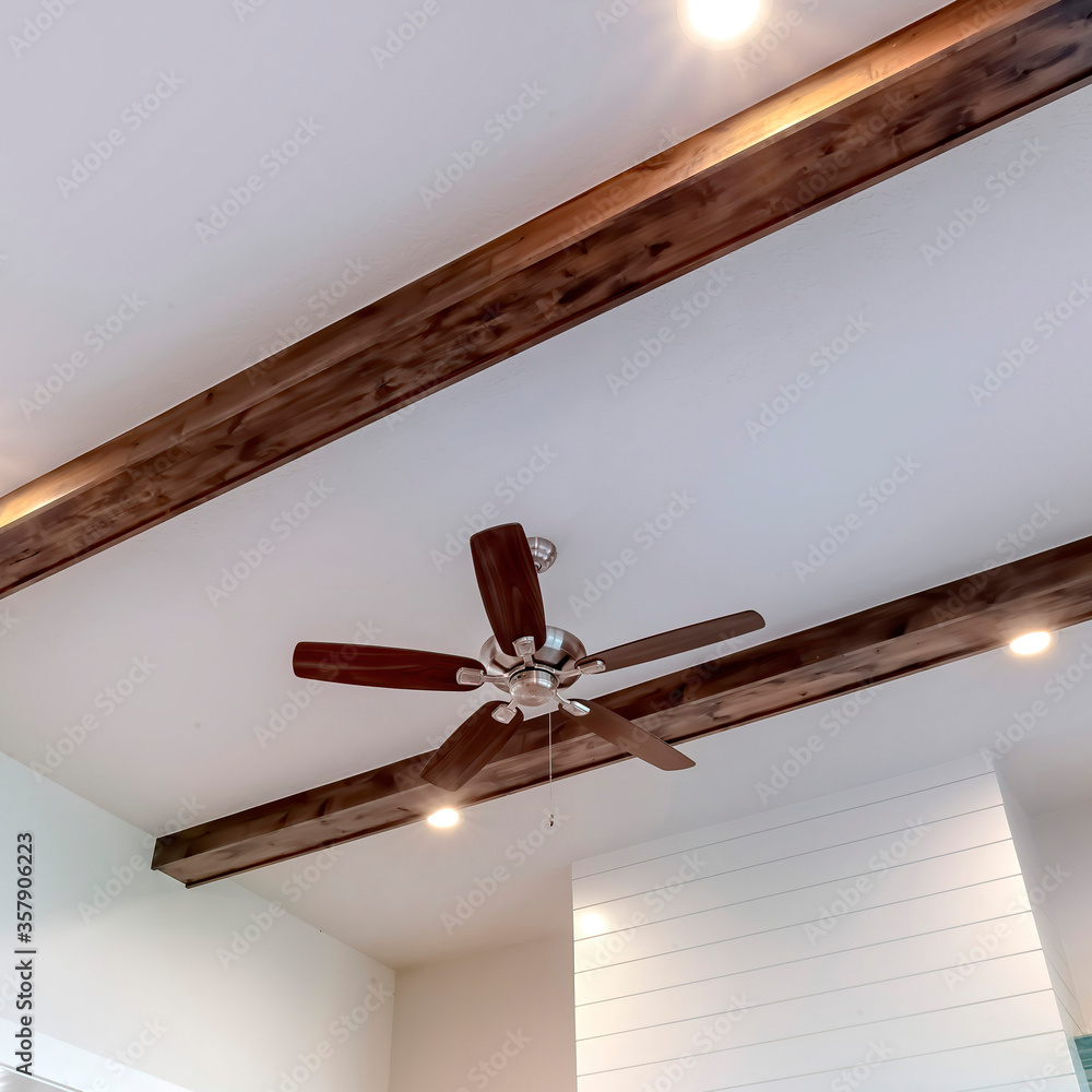 Square crop Wood beams and recessed bulbs with ceiling fan and lights ...