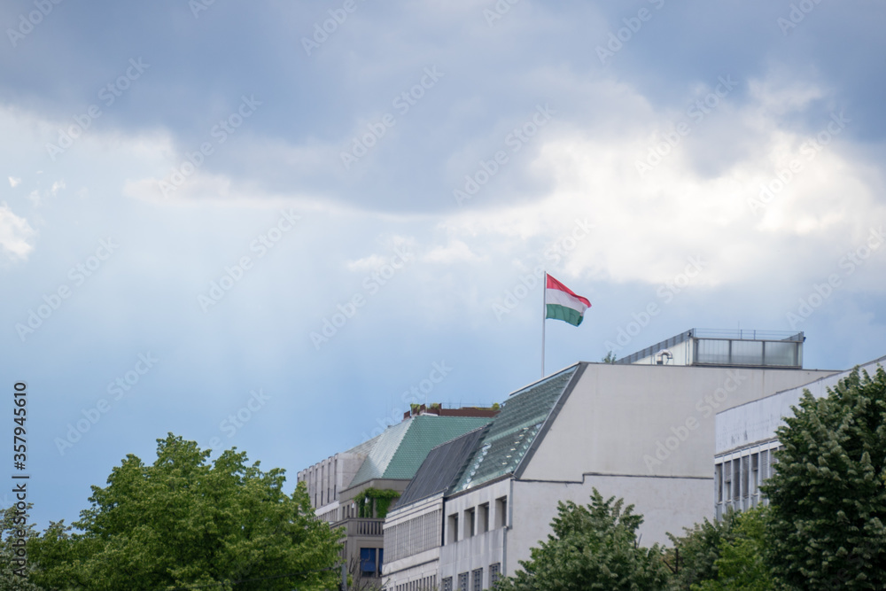 Die italienische Flagge an der italienischen Botschaft in Berlin. Am ...