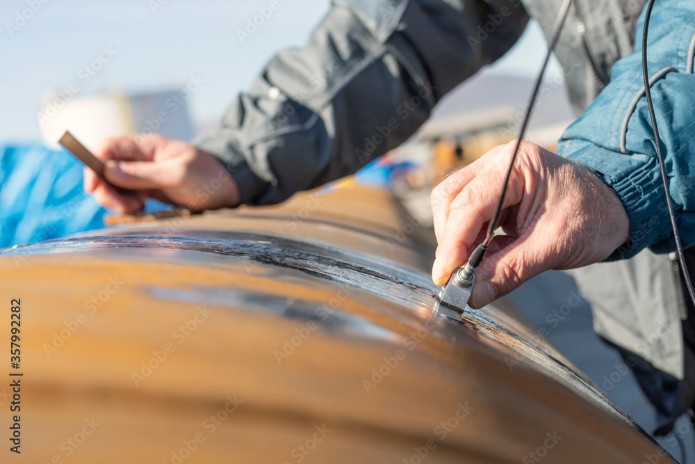 Inspector is ultrasonic testing to pipe welds. Ultrasonic Testing (UT ...