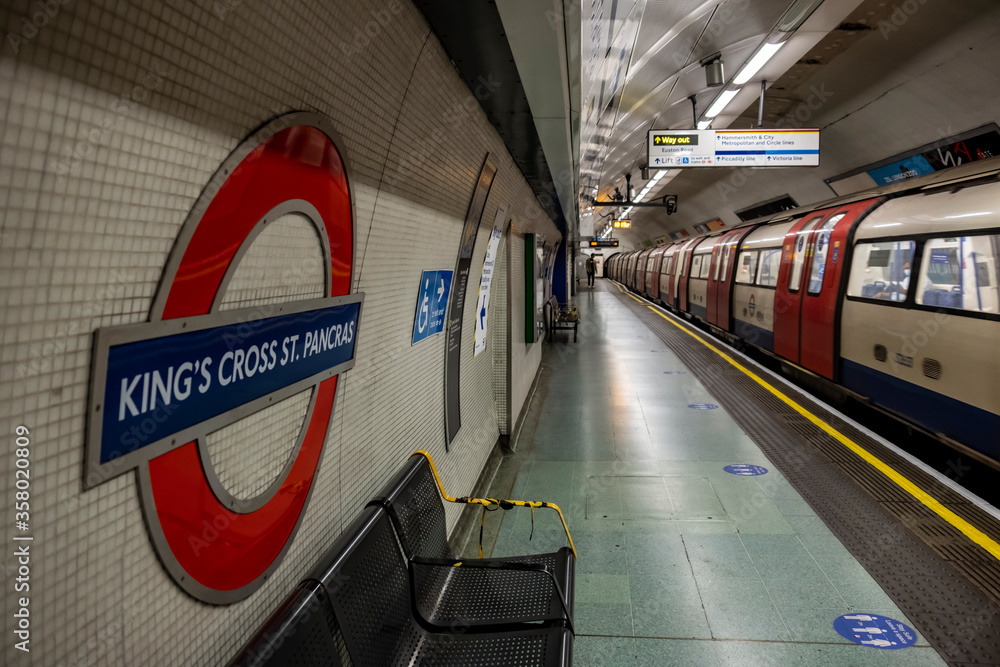 LONDON- Kings Cross London Underground station platform Stock Photo ...