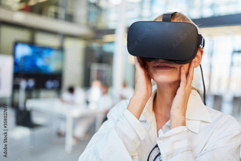 Ärztin beim Test einer VR Brille mit 3D Visualisierung Stock Photo ...