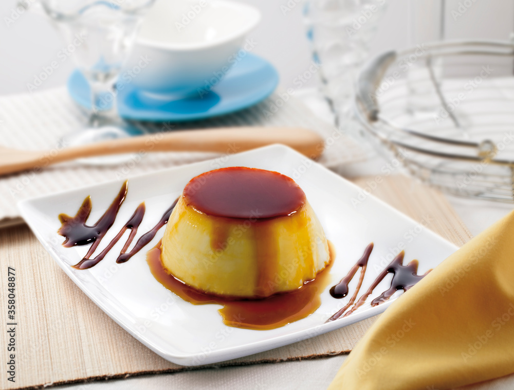 Flan con caramelo casero, vista cenital. Flan with homemade caramel ...