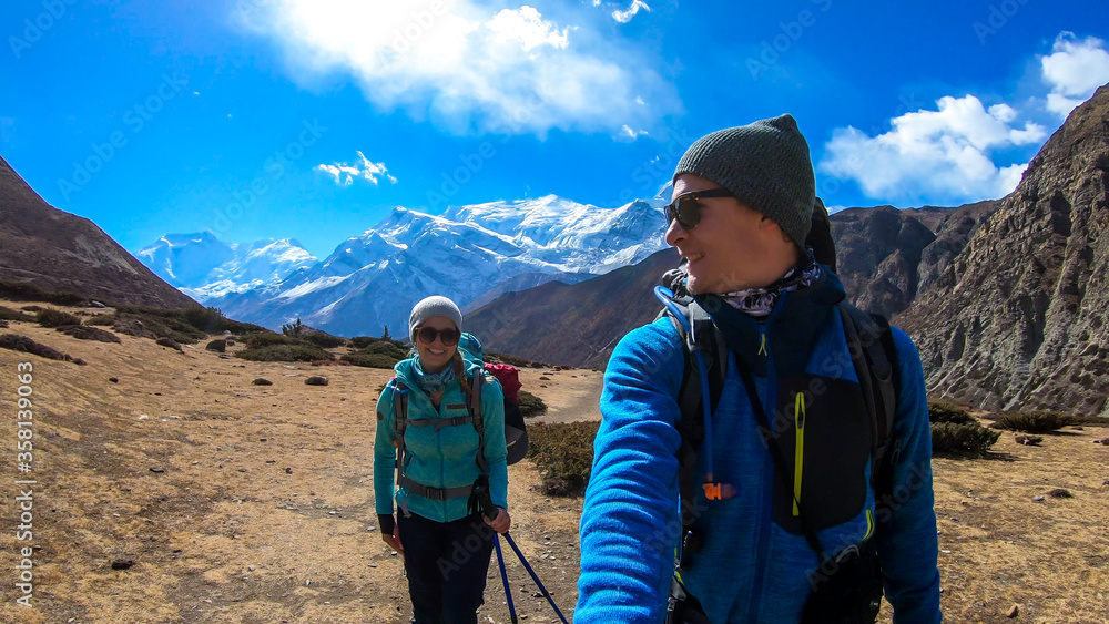 Couple trekking in the Manang Valley, Annapurna Circus Trek, Himalayas ...
