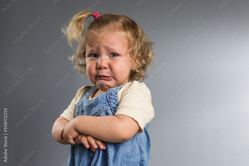petite fille pleure, elle est triste et malheureuse Stock Photo | Adobe ...