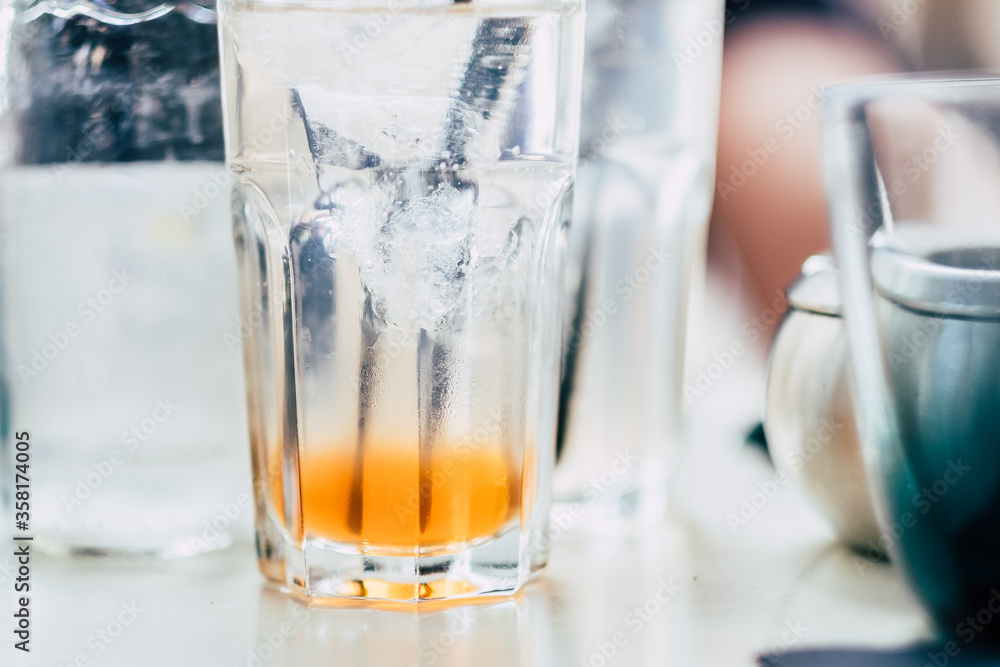 Boisson diabolo au sirop de pêche dans un grand verre avec des glaçons ...