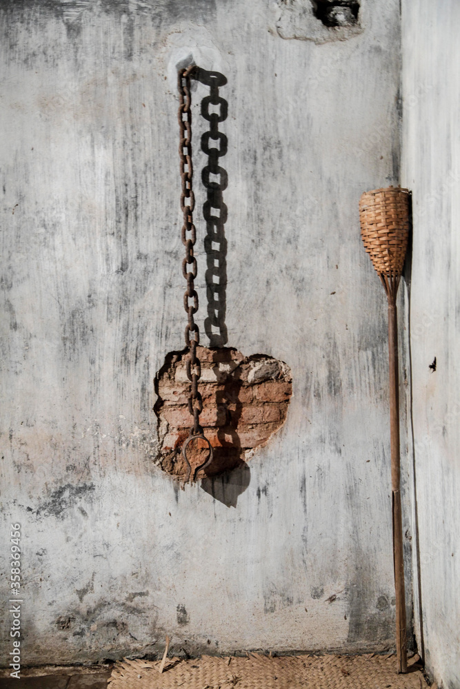 Foto de chains that were used to arrest slaves in slave quarters in ...