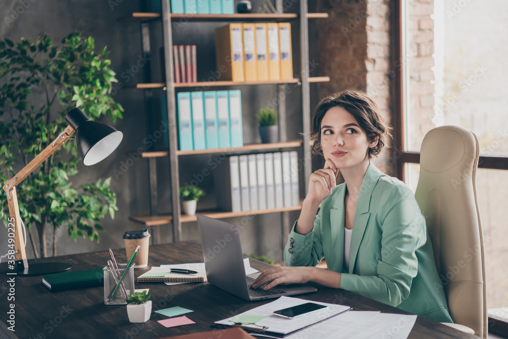 Foto Stock Profile photo of attractive business lady notebook table ...