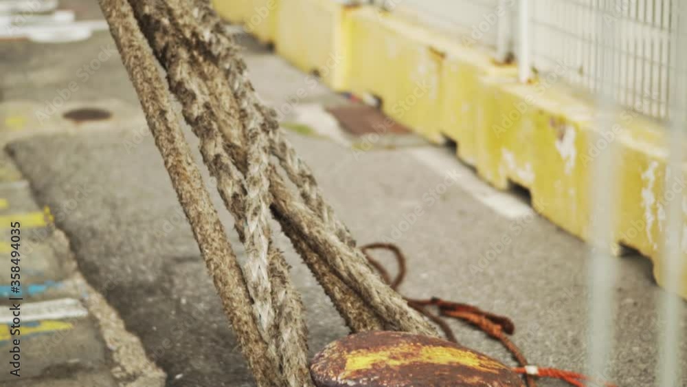 Rugged rope mooring boat to cement dock - tilt up vídeo de Stock ...