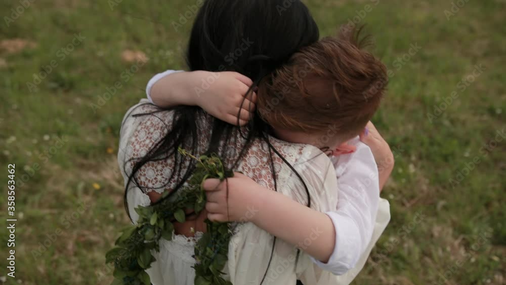 Vidéo Stock Close-up the loving young mother hugging and calming little ...