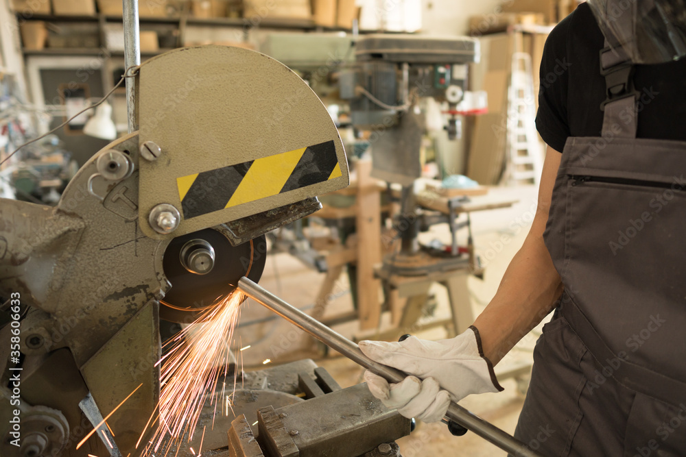 Removing the burr from a bar in a machine Stock-Foto | Adobe Stock