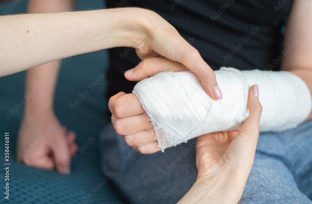 Support and care for the patient with a broken arm. The hand is in ...