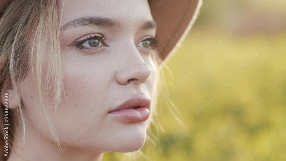 Vidéo Stock Close up Video of Beautiful woman’s Face, opening her Eyes ...