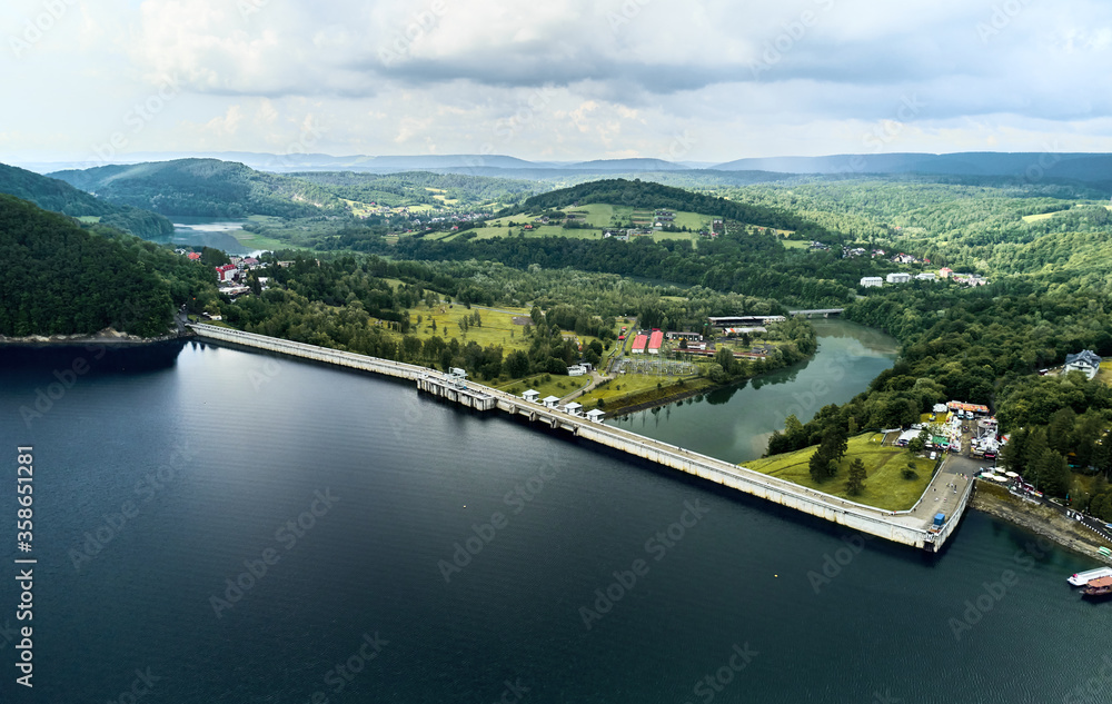 Foto de Aerial view over lake Solina including the Solina Dam ...