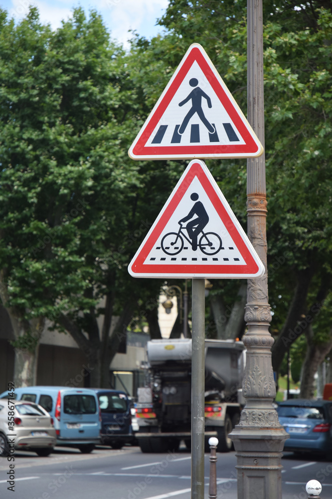 Panneaux de signalisation : attention passage piétons et passage vélos ...