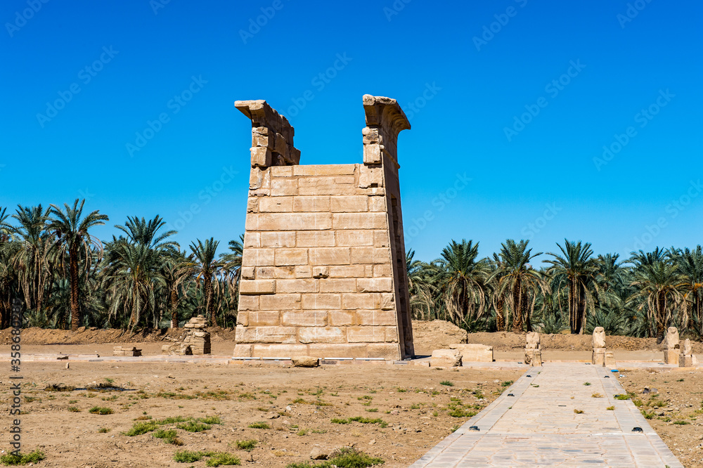 Foto de It's Temple of Hibis, the largest and most well preserved ...