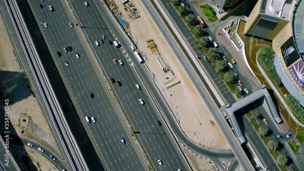 Vidéo Stock Amazing eight lanes highway in Dubai. Birds eye day aerial ...