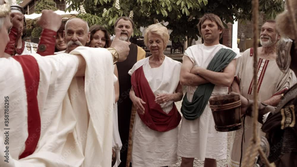Crowd Of Romans Smile And Cheer After Emperor Gives Thumbs Up vídeo do ...