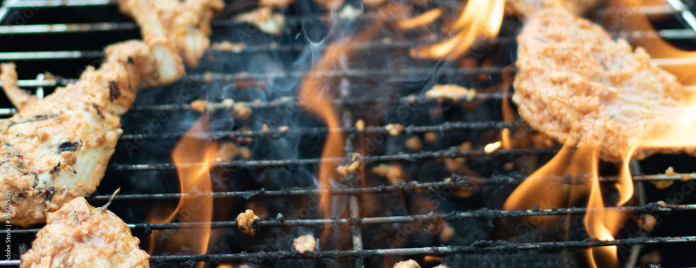 Feuer brennt im Grill und Fleisch wird auf dem Grill gekocht foto de ...