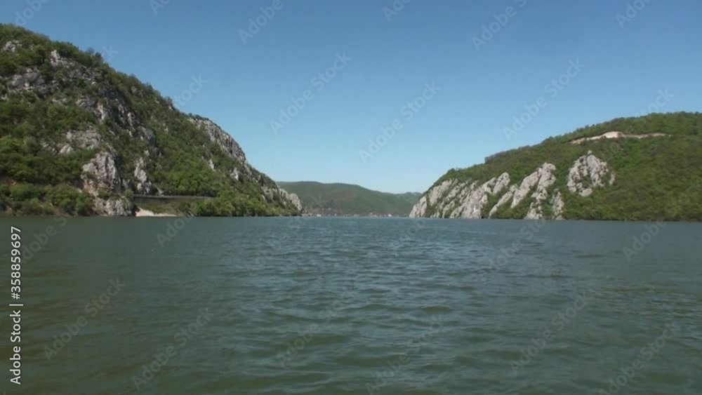 Vidéo Stock Danube gorge, djerdap gorge from the water, boating ...
