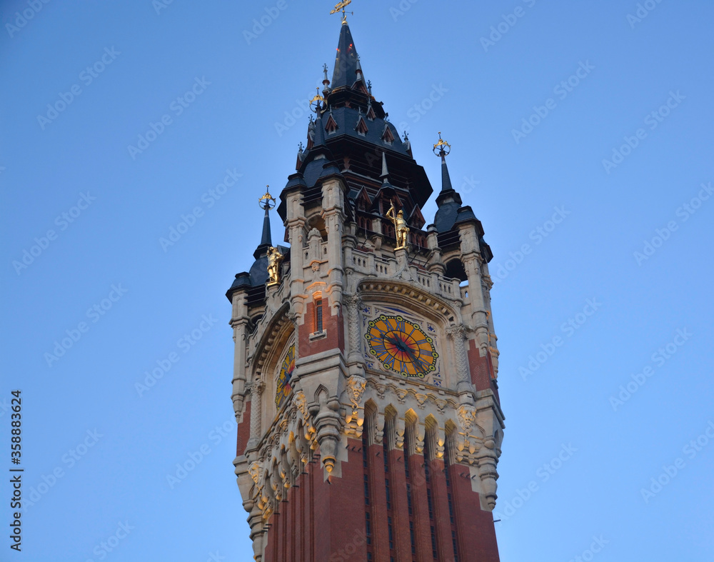 Stockfoto Calais, France, Europe, August 2019. View of the famous town hall clock (Le Beffroi de ...