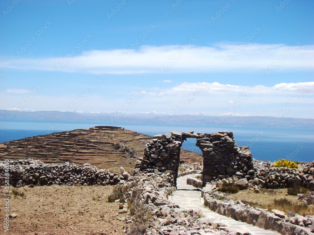 Foto de Temple of Pachatata on Amantani Island (Lake Titicaca, Peru) do ...