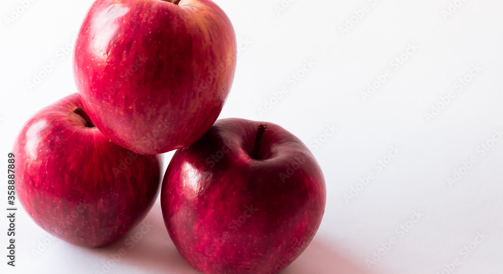 Plano levemente en contra picado de tres frescas y rojas manzanas ...