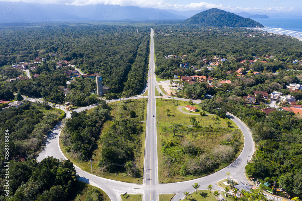 vista aérea da praia de guaratuba incluindo suas casas e a estrada ...