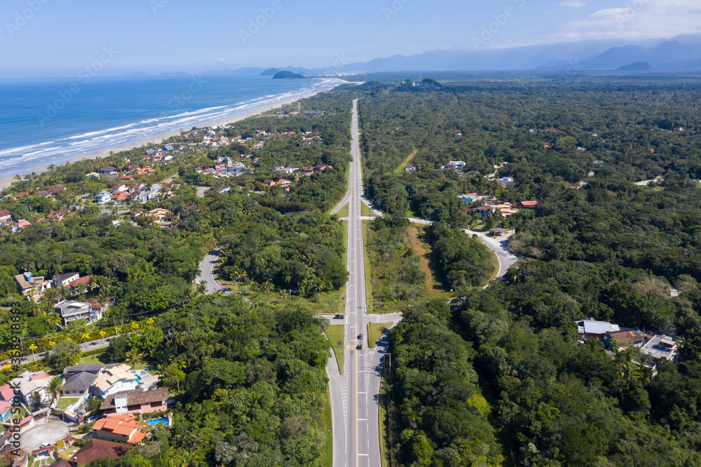 vista aérea da praia de guaratuba incluindo suas casas e a estrada ...