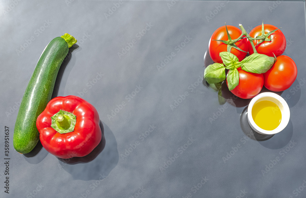 Fotka „Présentation créative de légumes de saison de l'été avec tomates ...