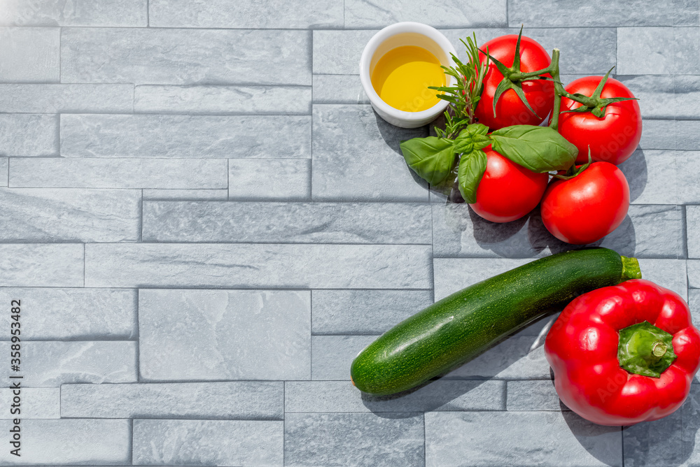 Stockfoto Présentation créative de légumes de saison de l'été avec ...