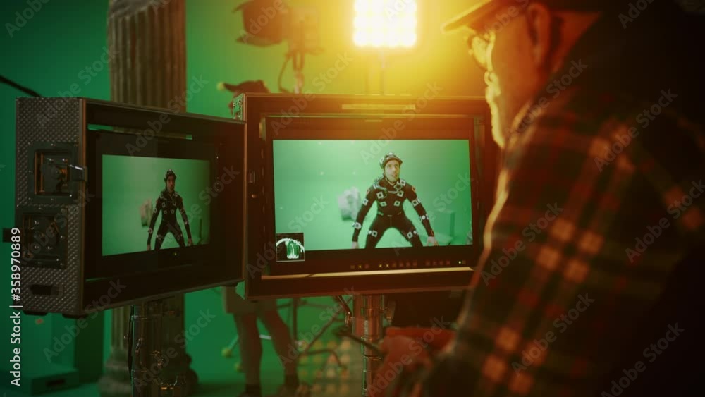 Vidéo Stock Director Looks at Displays Directs Green Screen CGI Scene ...