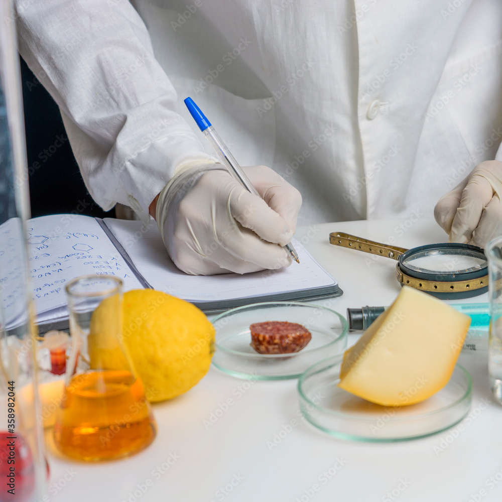 Foto Stock Laboratory assistant at the workplace. Laboratory procedure ...