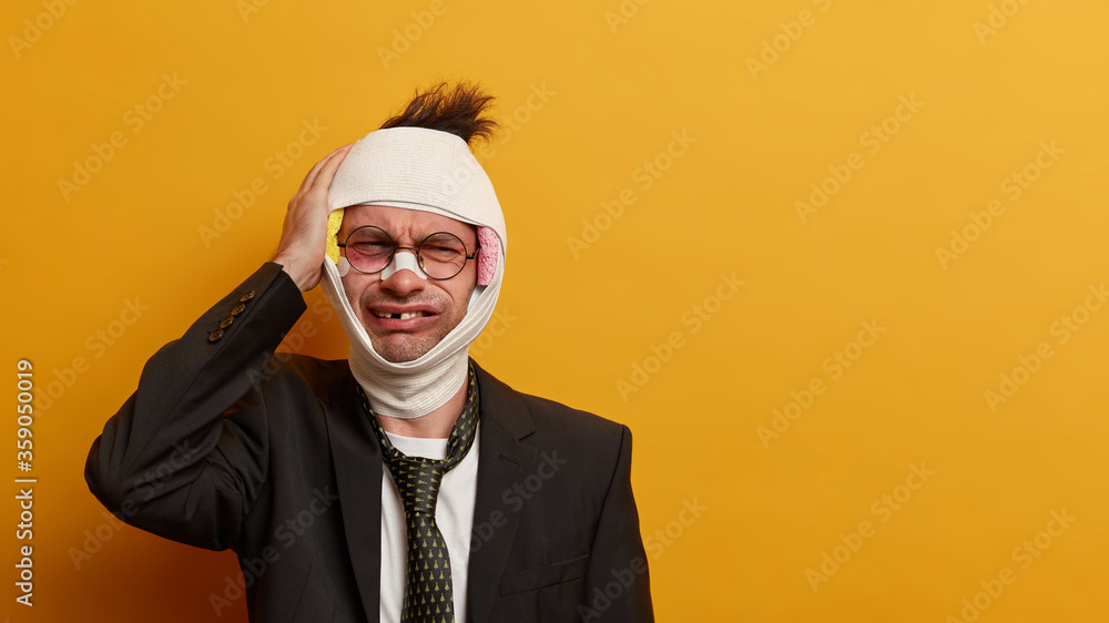 Foto de Bruised injured adult man becomes victim of street gangs ...