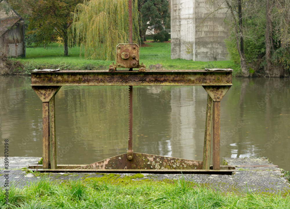Abandoned and disused sluice gate on a river. foto de Stock | Adobe Stock