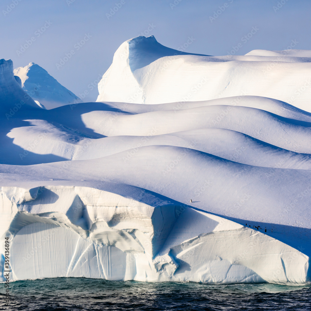 Foto de Square photograph of a spectacular non tabular iceberg looking ...
