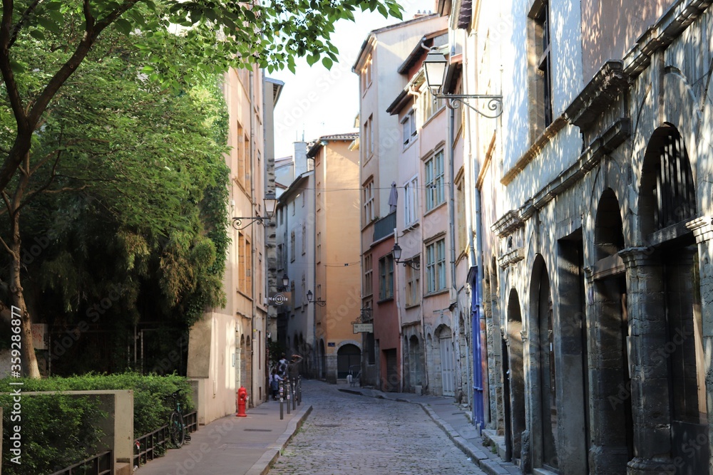 La rue Saint Georges, rue pavée et piétonne du vieux Lyon, ville de ...