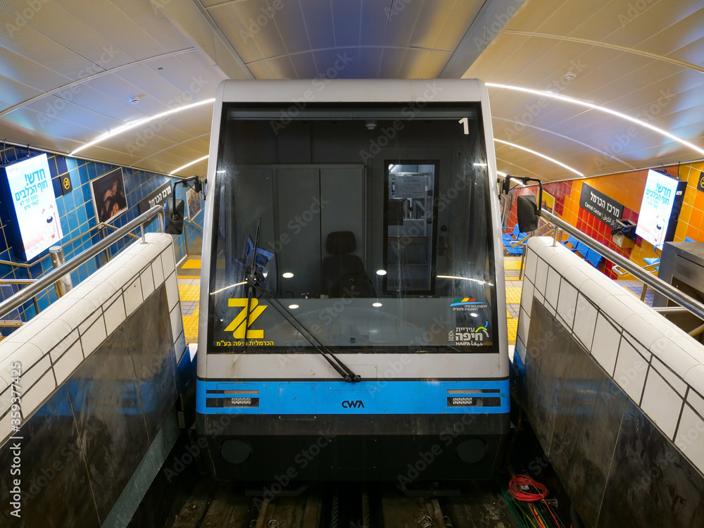 Foto de Carmelit underground funicular arriving at Central Carmel ...