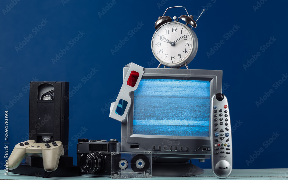 Retro media, entertainment 80s. Antenna old-fashioned retro tv receiver ...