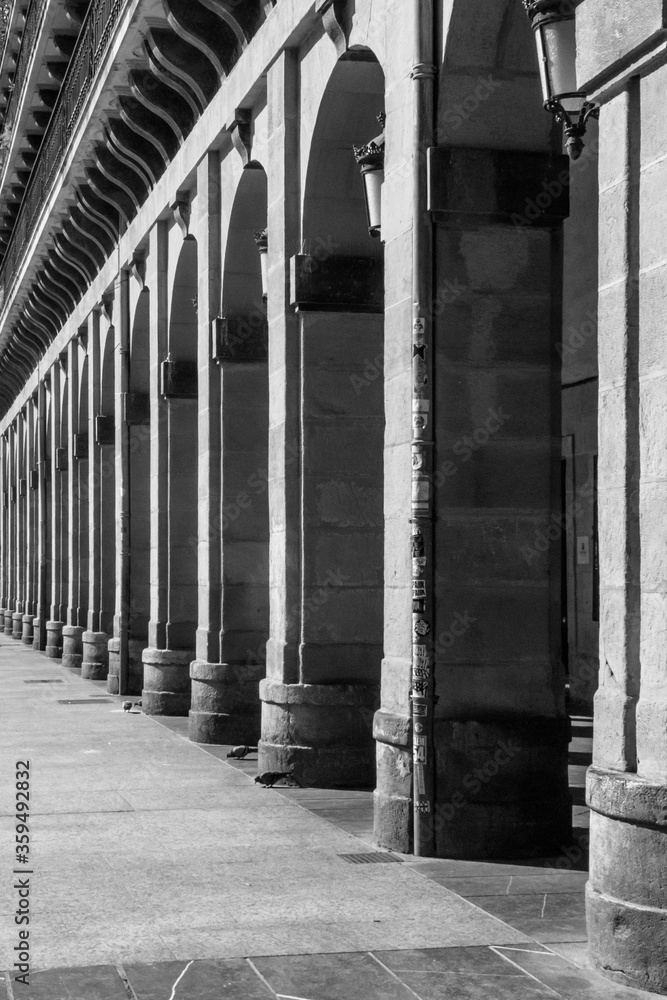 Foto de Columns with arches. Monumental stone structure. Strict lines ...