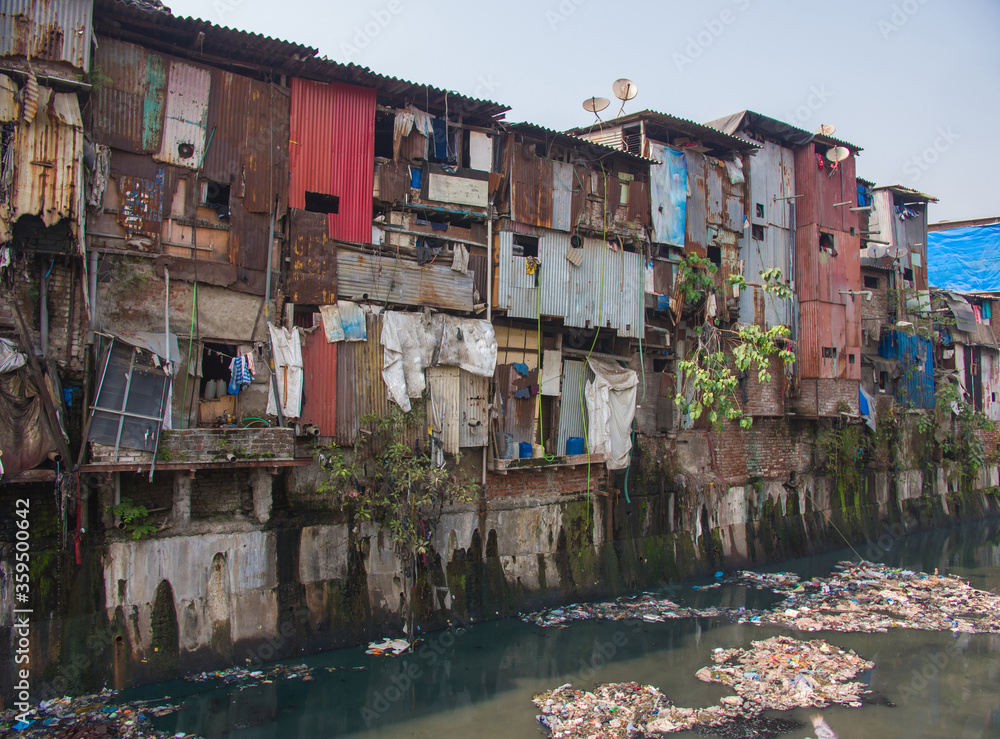 Foto de Poor and impoverished slums of Dharavi in the city of Mumbai ...