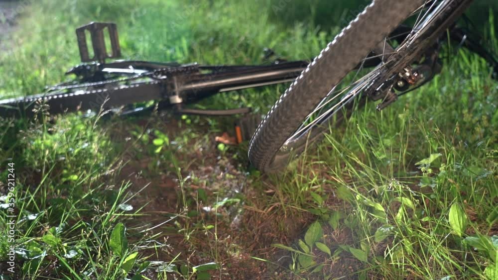 Vidéo Stock After falling from the bike. Accident while cycling ...