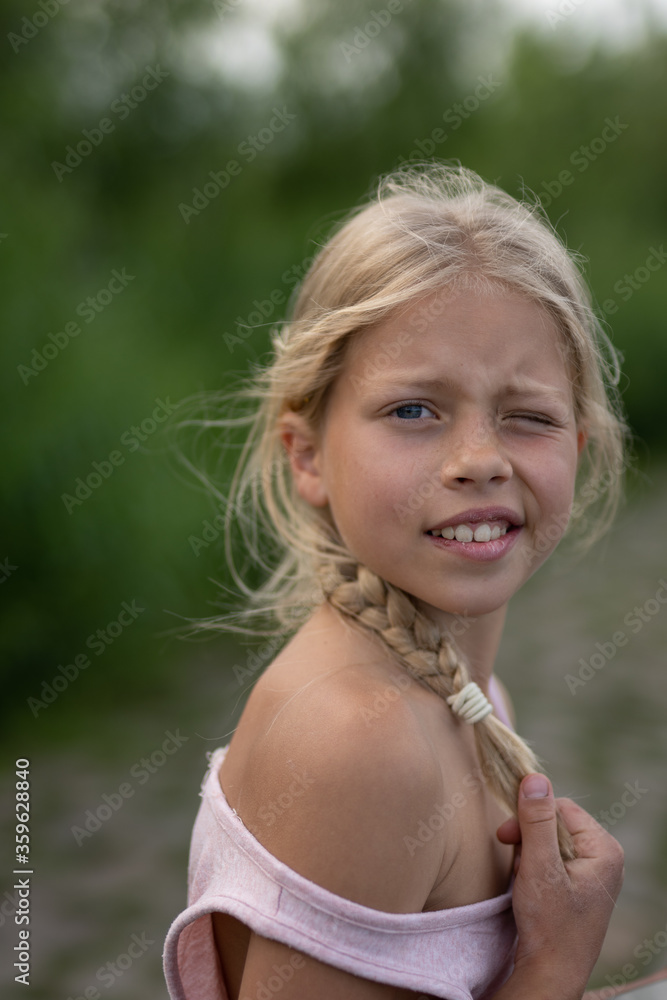 Mädchen beim unbeschwerten Spielen und Bewegen in der Freizeit, auf ...